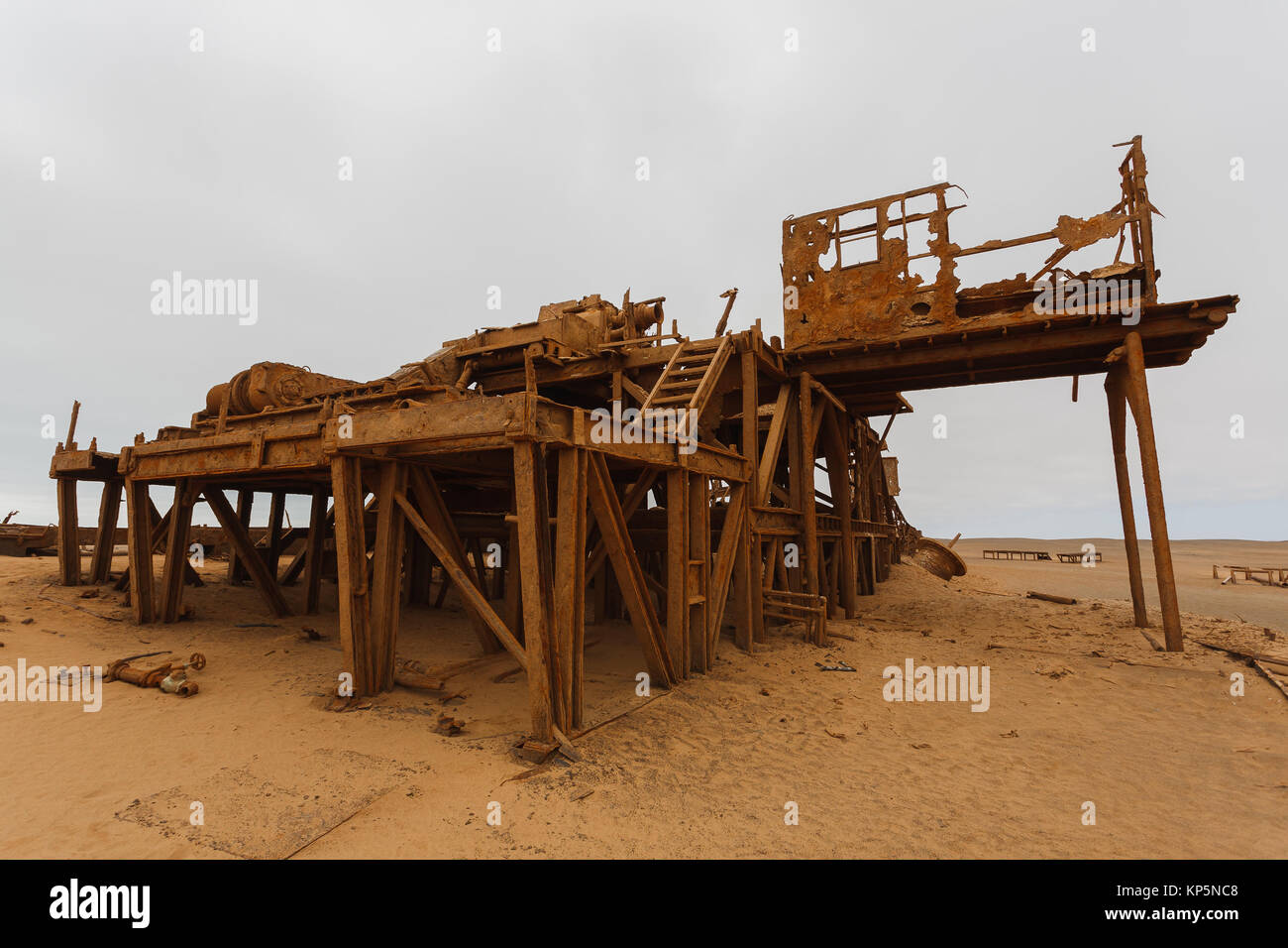 Oil well gusher hi-res stock photography and images - Alamy