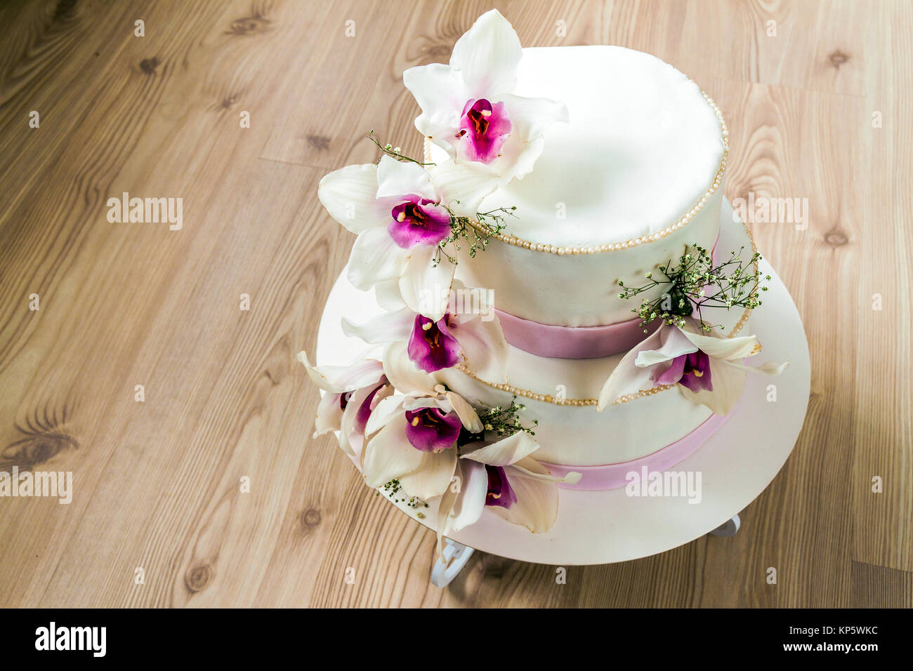 Beautiful wedding cake with flowers, close up of cake with blurred ...