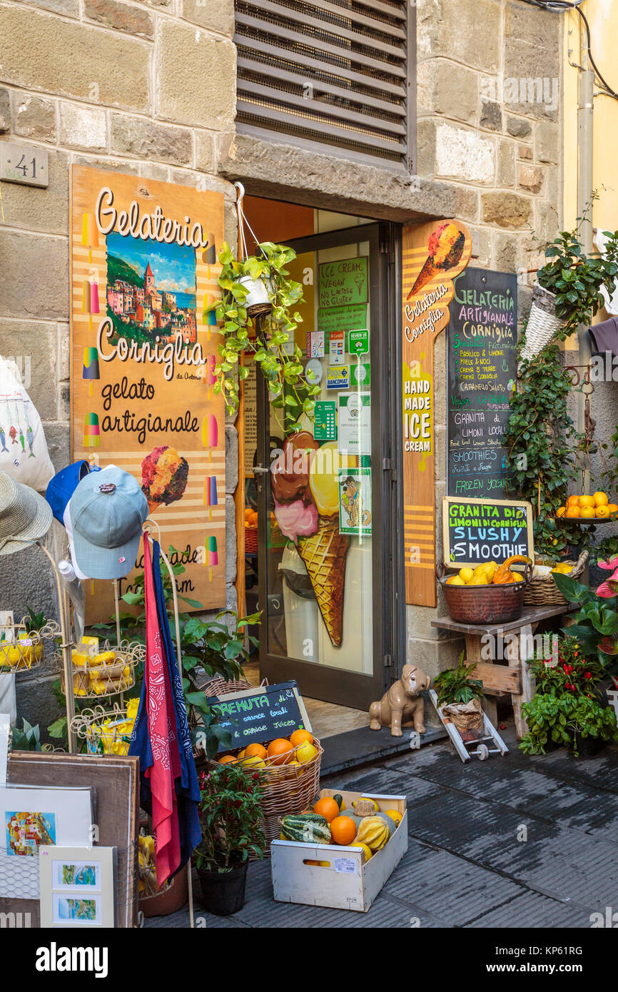 Italy village streets shops hi-res stock photography and images - Alamy