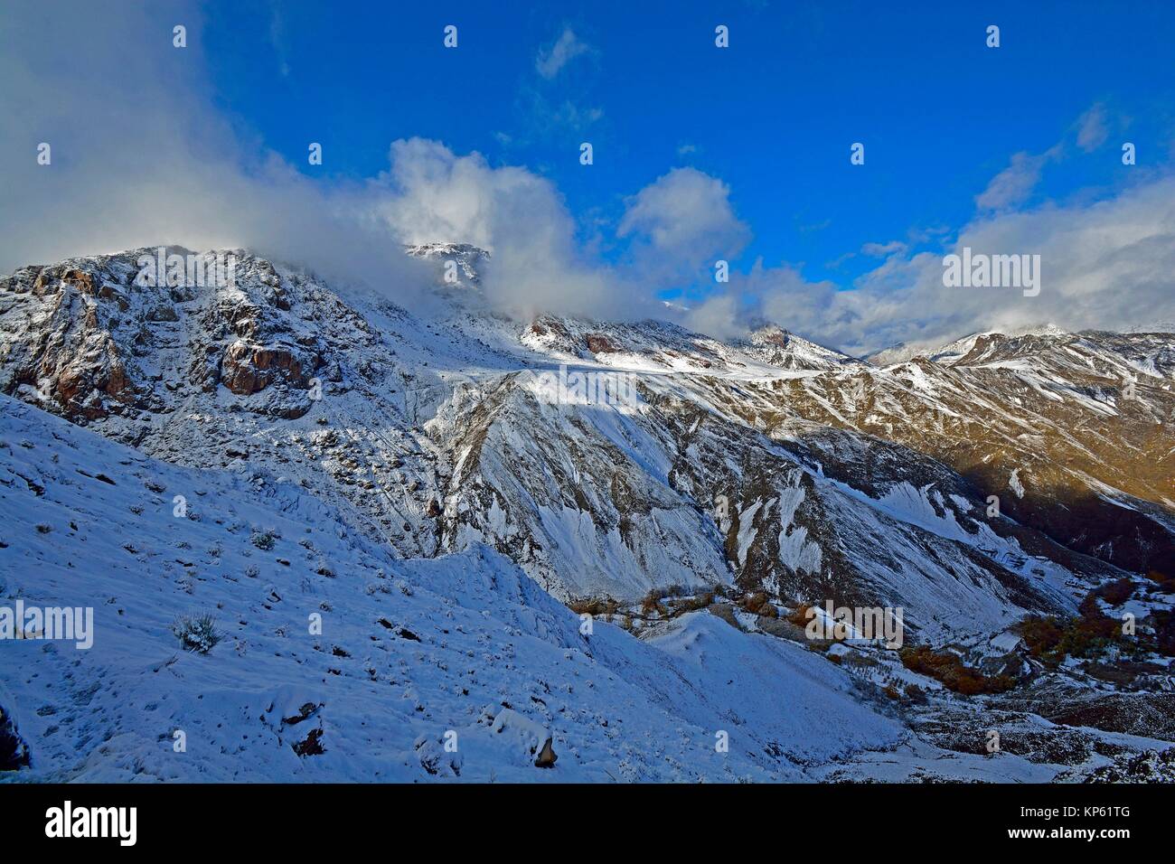 High atlas mountains snow hi-res stock photography and images - Alamy