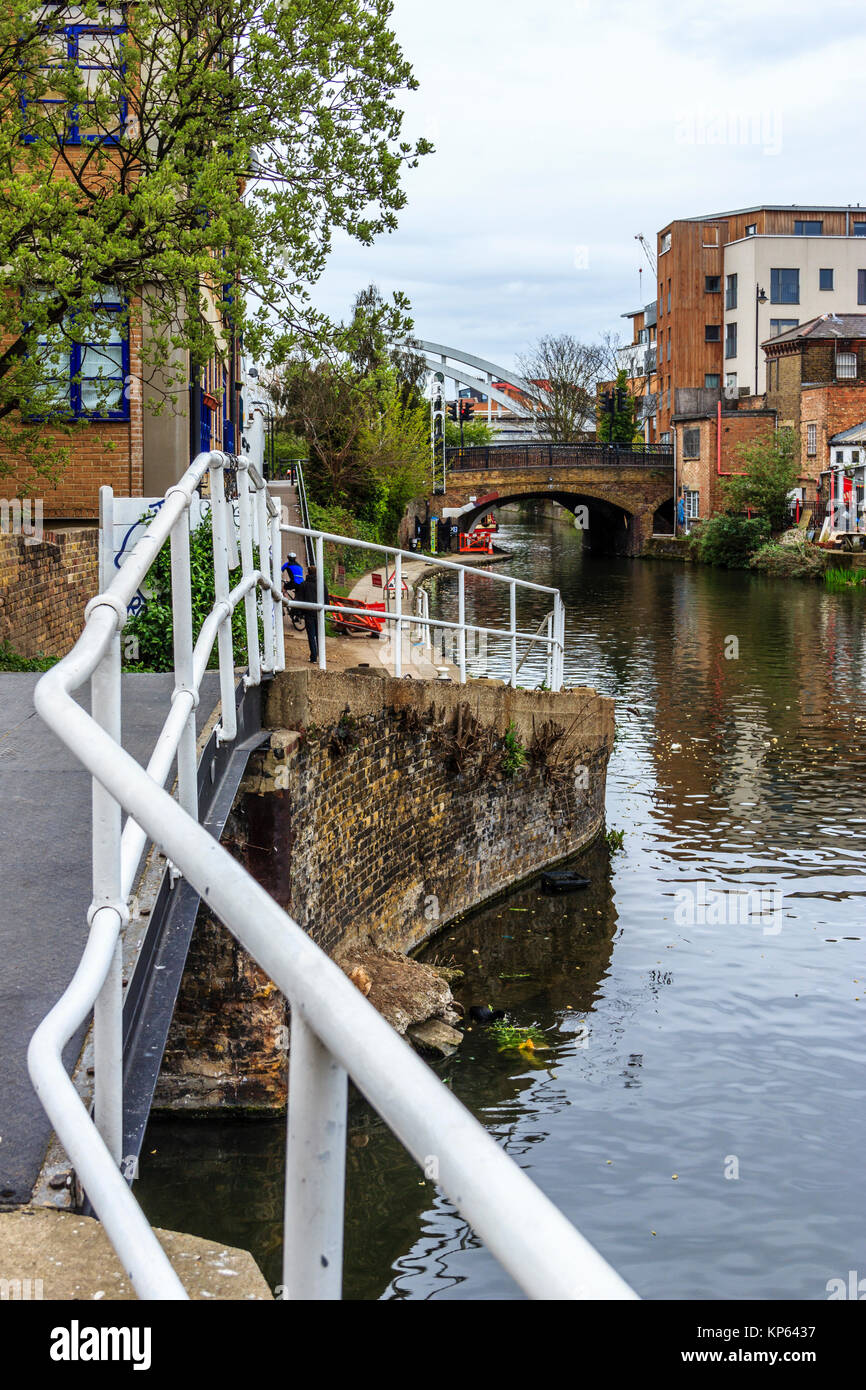 Regent's Canal towpath by Kingsland Basin, London, UK Stock Photo - Alamy
