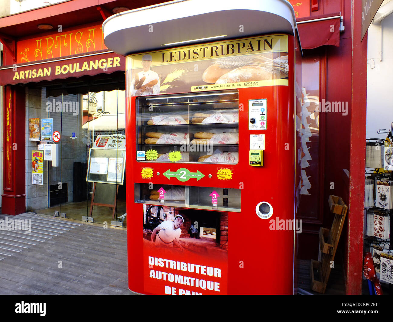 Outdoor vending machines hi-res stock photography and images - Alamy