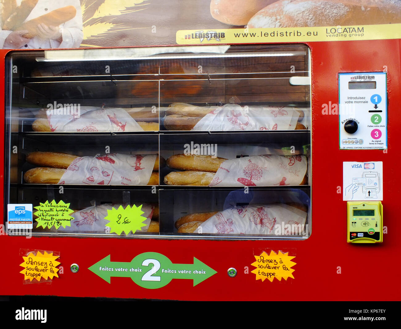 Outdoor vending machines hi-res stock photography and images - Alamy