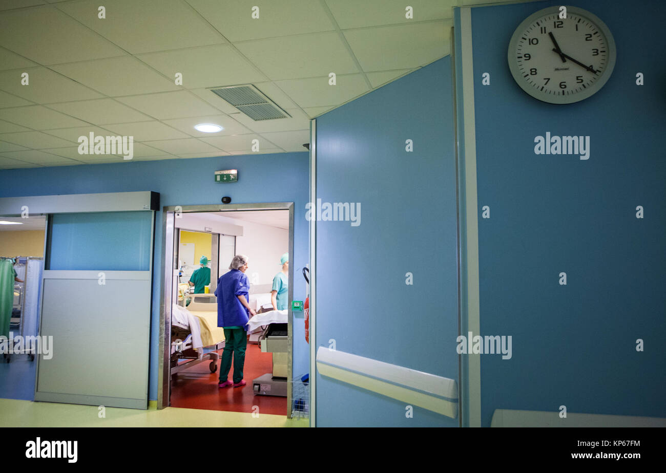 Observation room hospital hi-res stock photography and images - Alamy