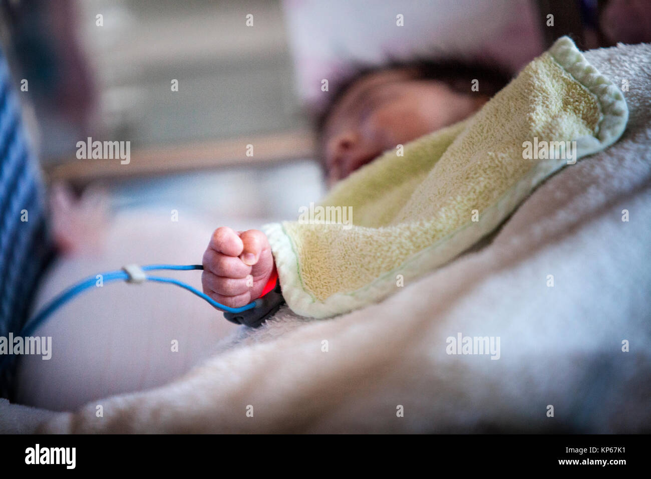 Pulse oximetry newborn hi-res stock photography and images - Alamy