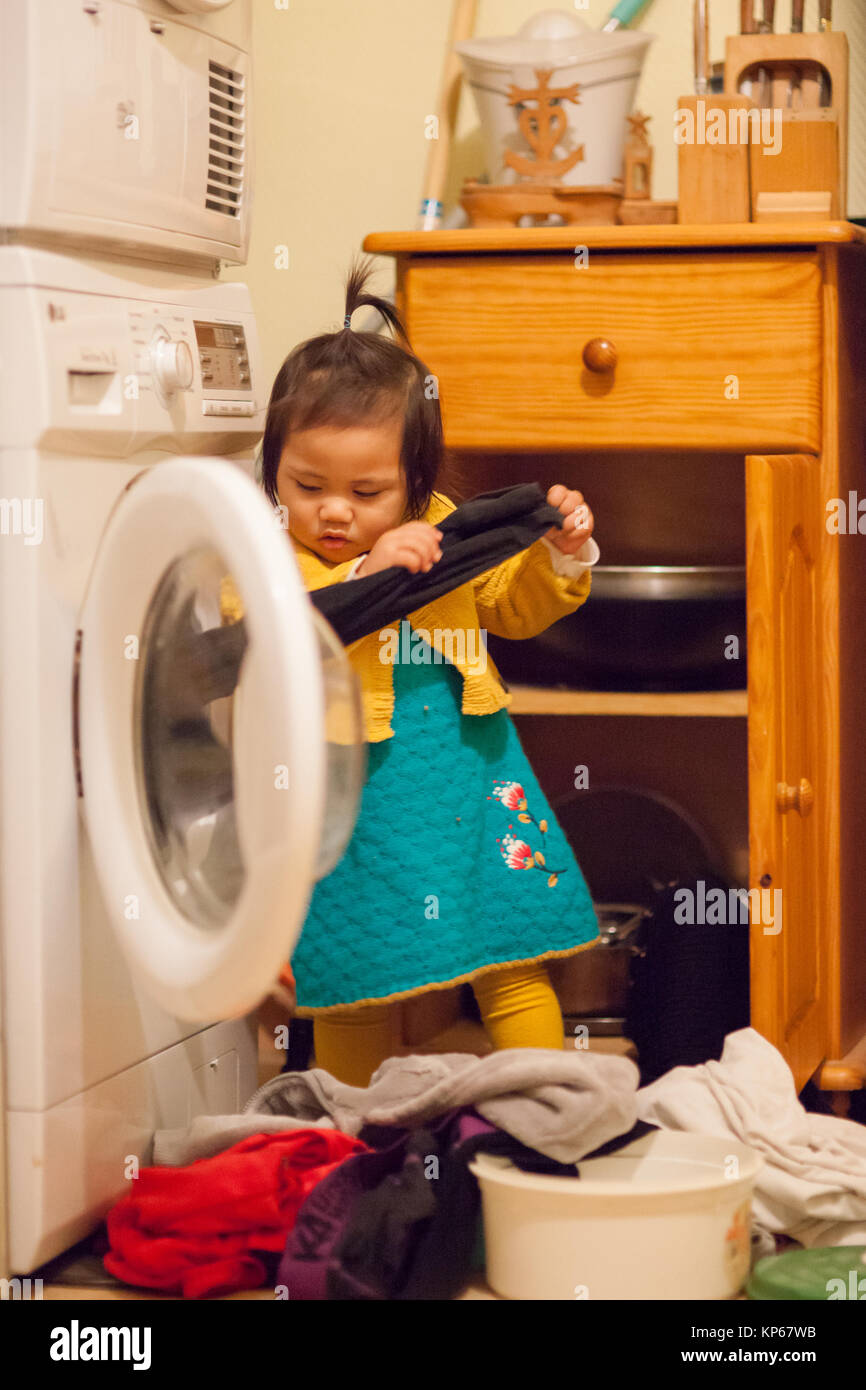 Child girl washing machine hi-res stock photography and images - Alamy