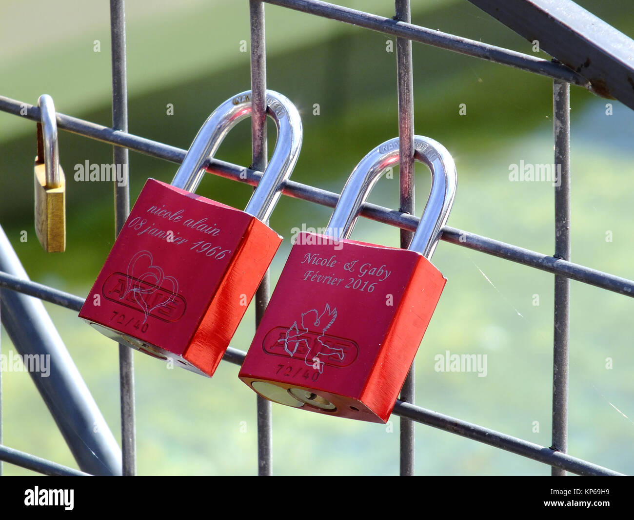 Padlock couple hi-res stock photography and images - Alamy