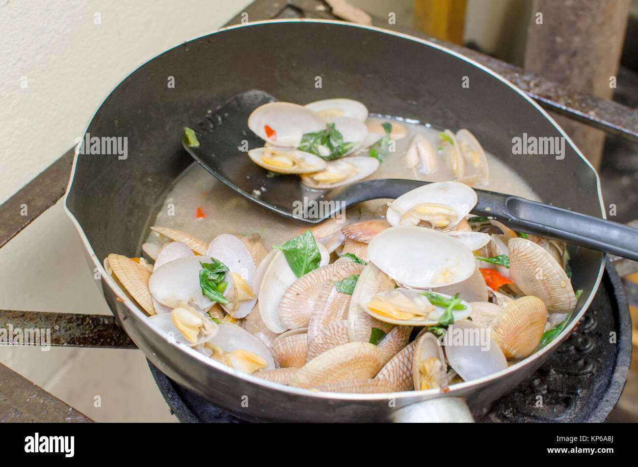 Clam boil hi-res stock photography and images - Alamy
