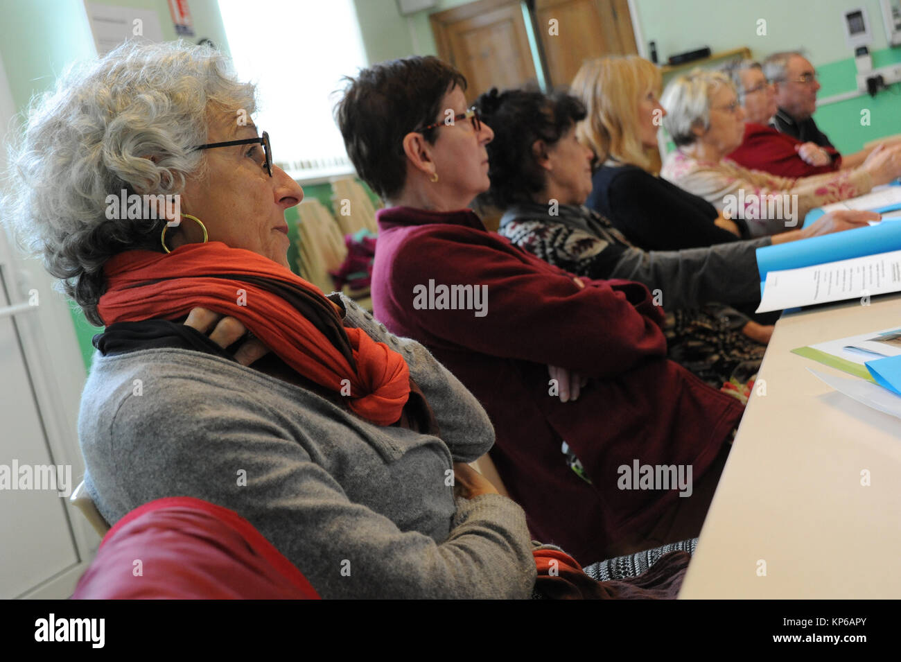 Group of senior citizens classroom hi-res stock photography and images ...