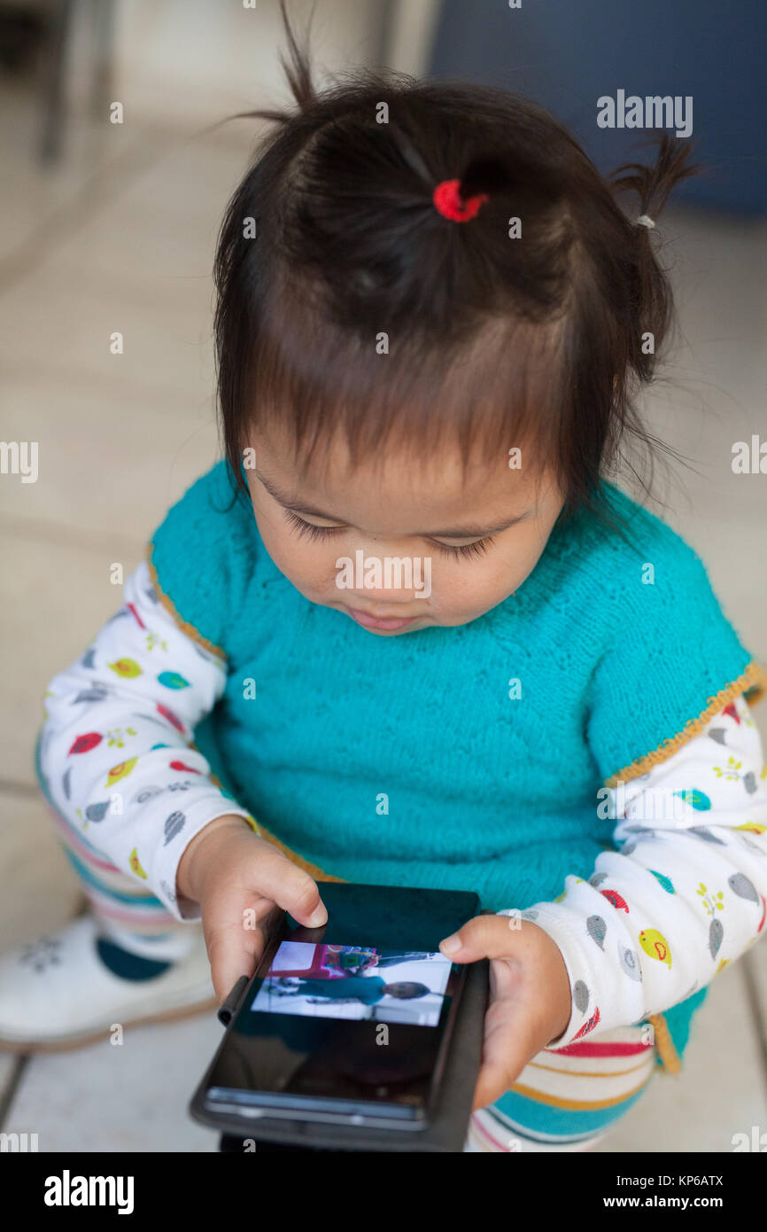 14 year old girls phones hi-res stock photography and images - Alamy