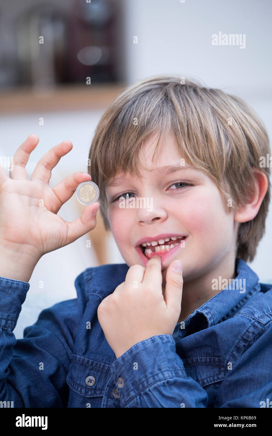 Child losing tooth hi-res stock photography and images - Alamy