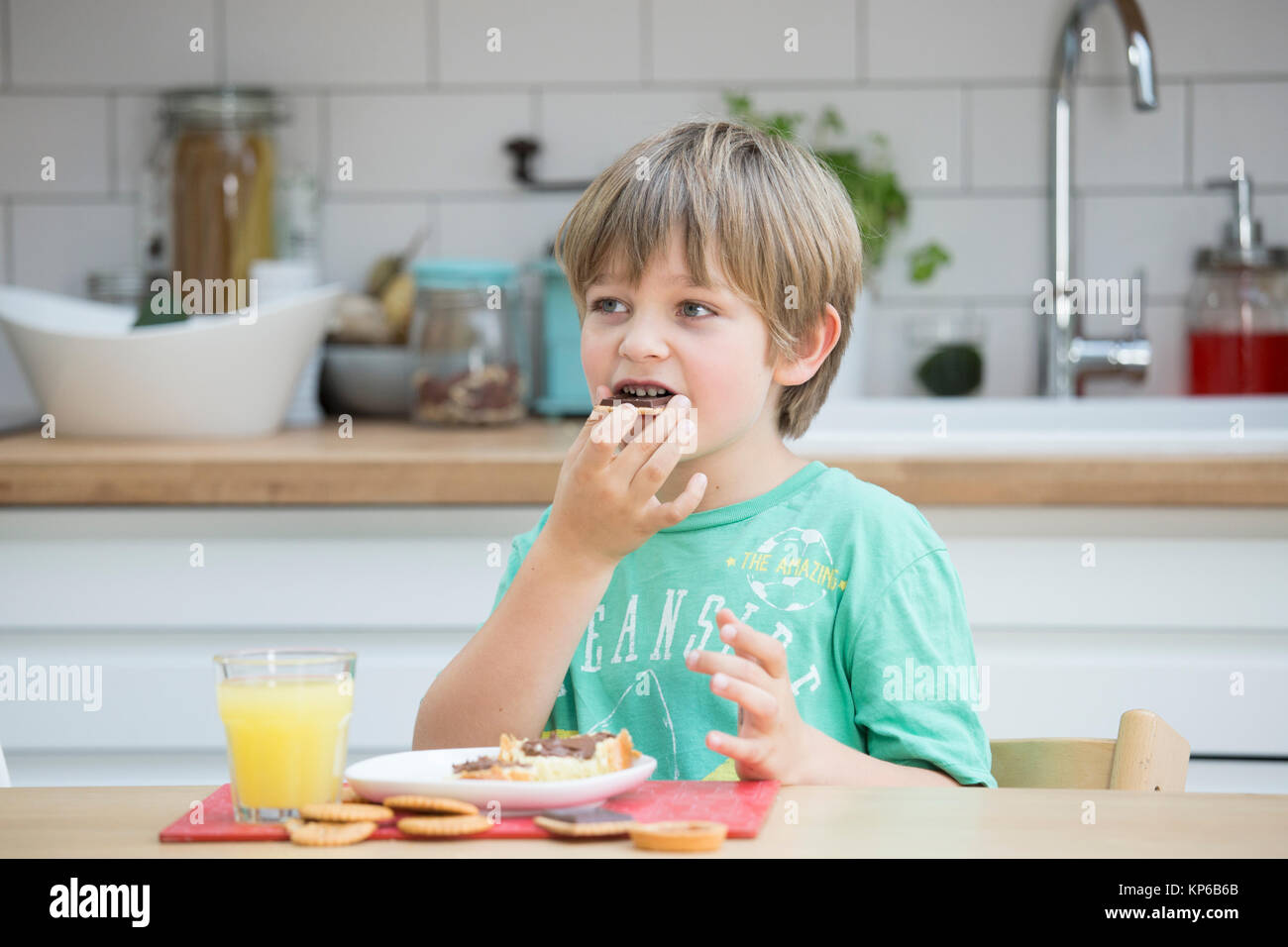 Children eating sweets hi-res stock photography and images - Alamy