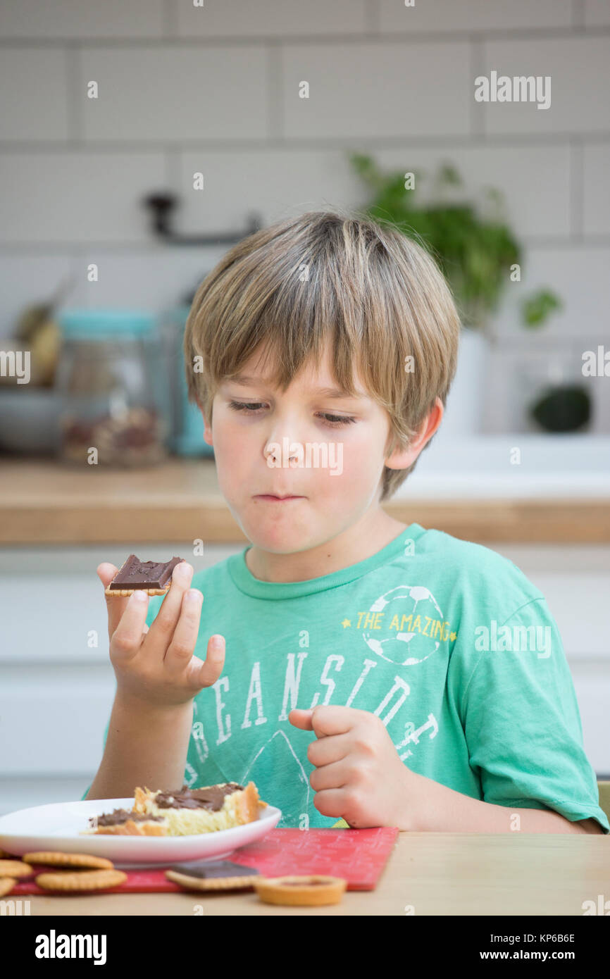 Boys eating snacks hi-res stock photography and images - Alamy