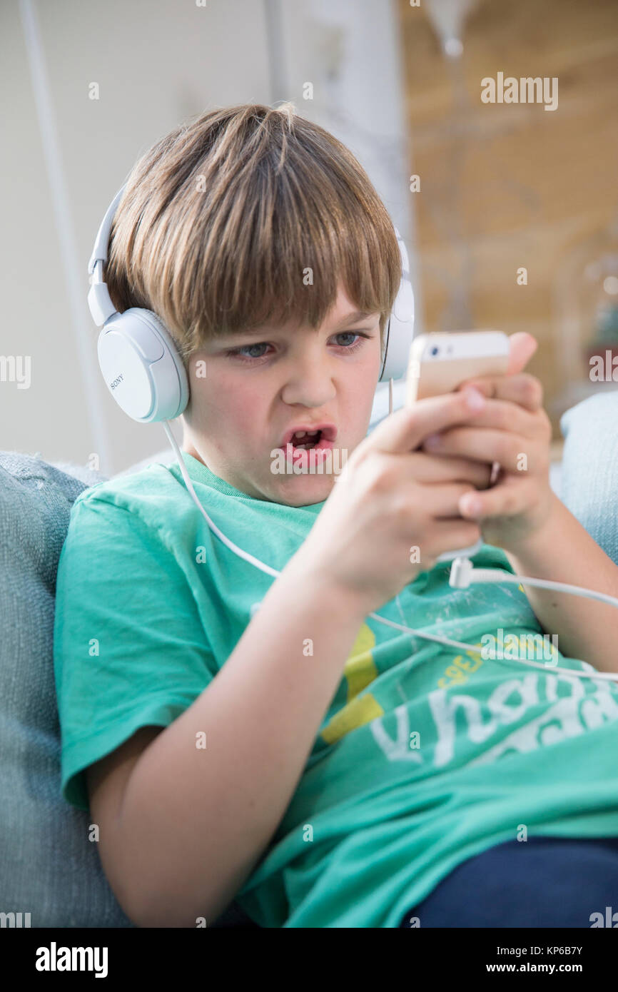 Child video game angry hi-res stock photography and images - Alamy