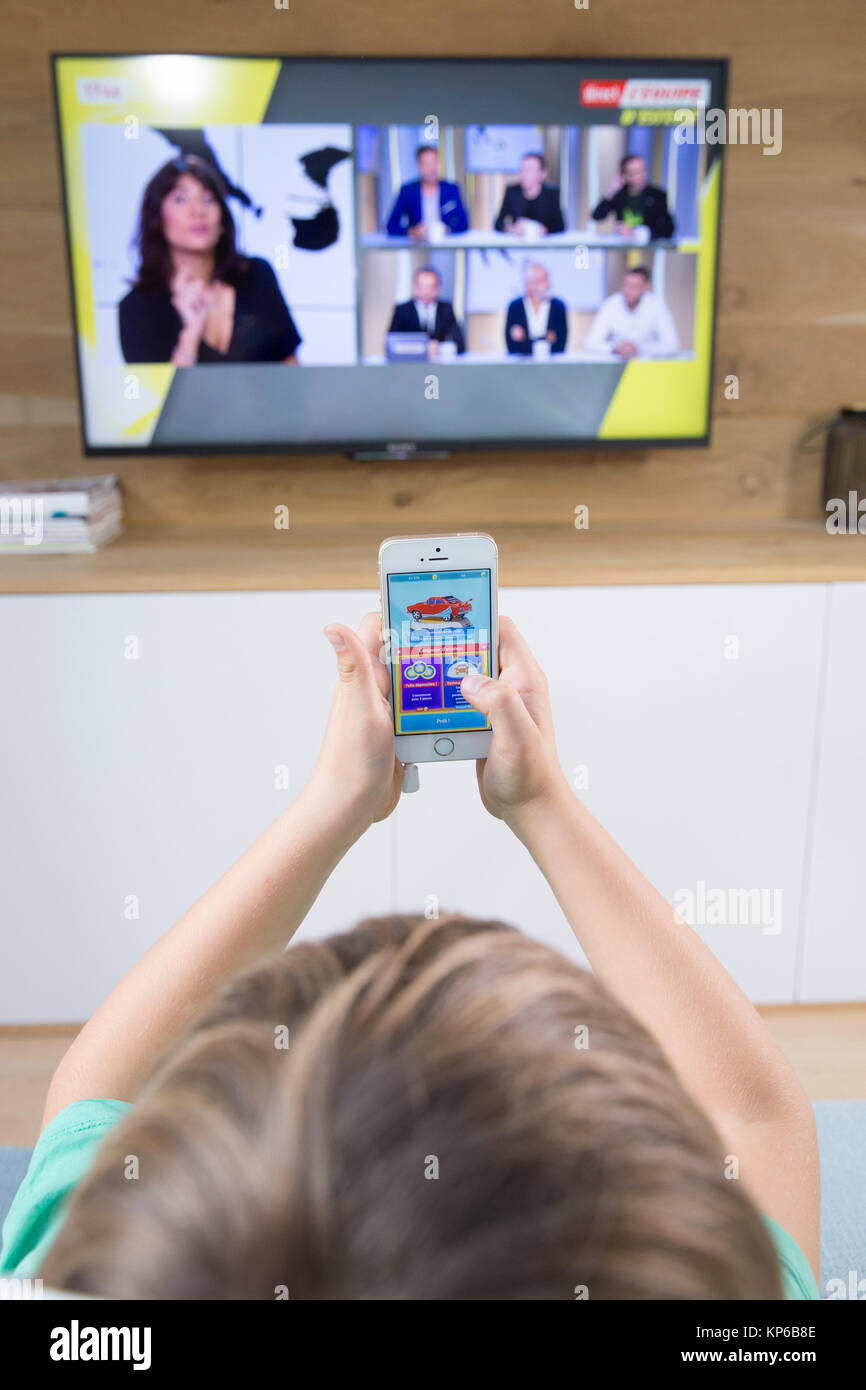 Tv screens children hi-res stock photography and images - Alamy