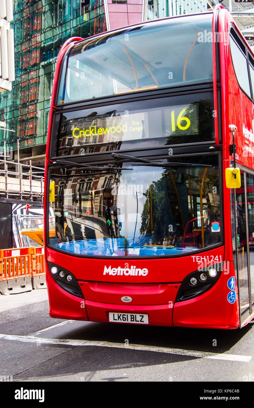 Queen red box buckingham palace hi-res stock photography and images - Alamy