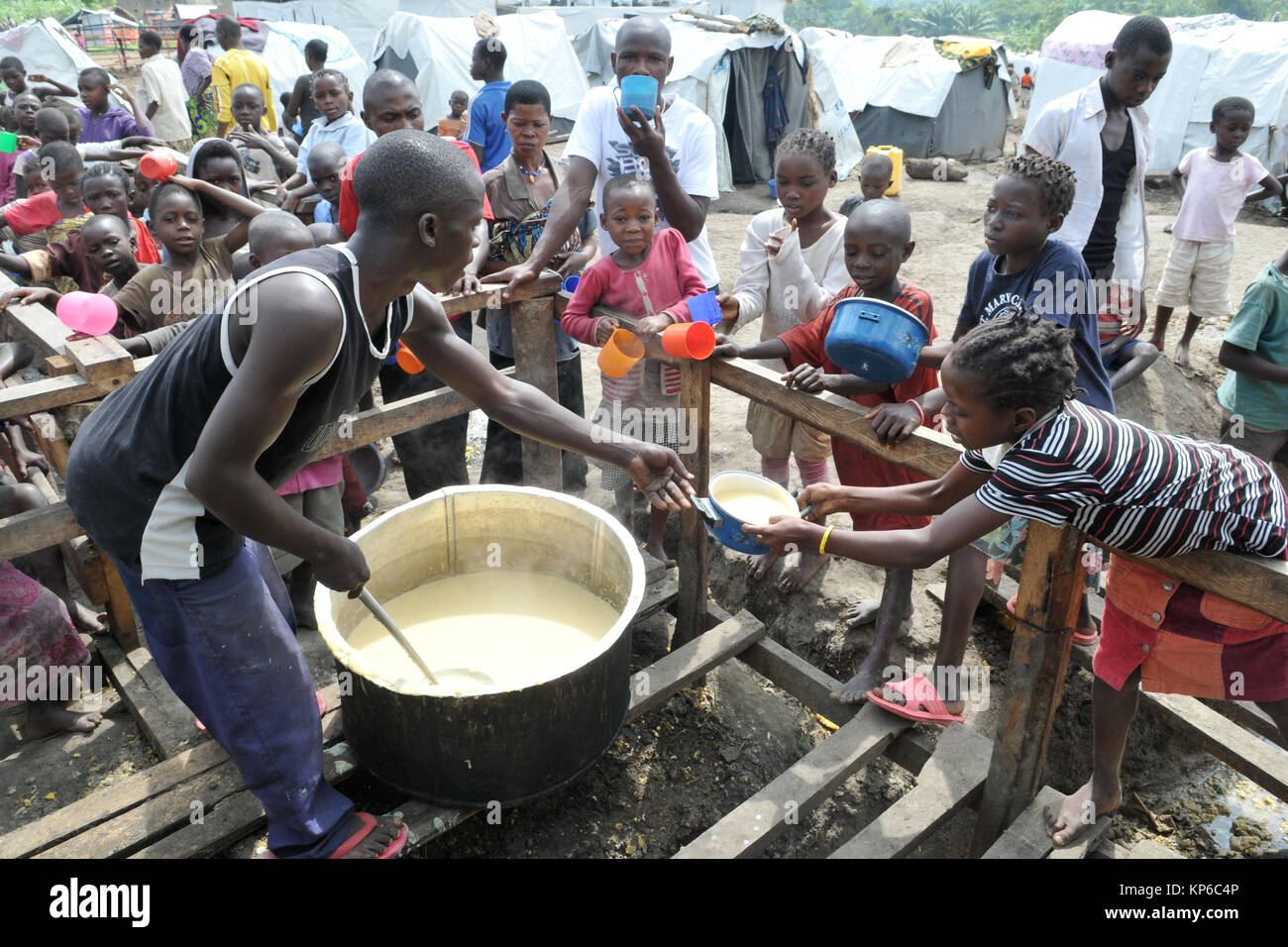 Africa refugee camp food hi-res stock photography and images - Alamy