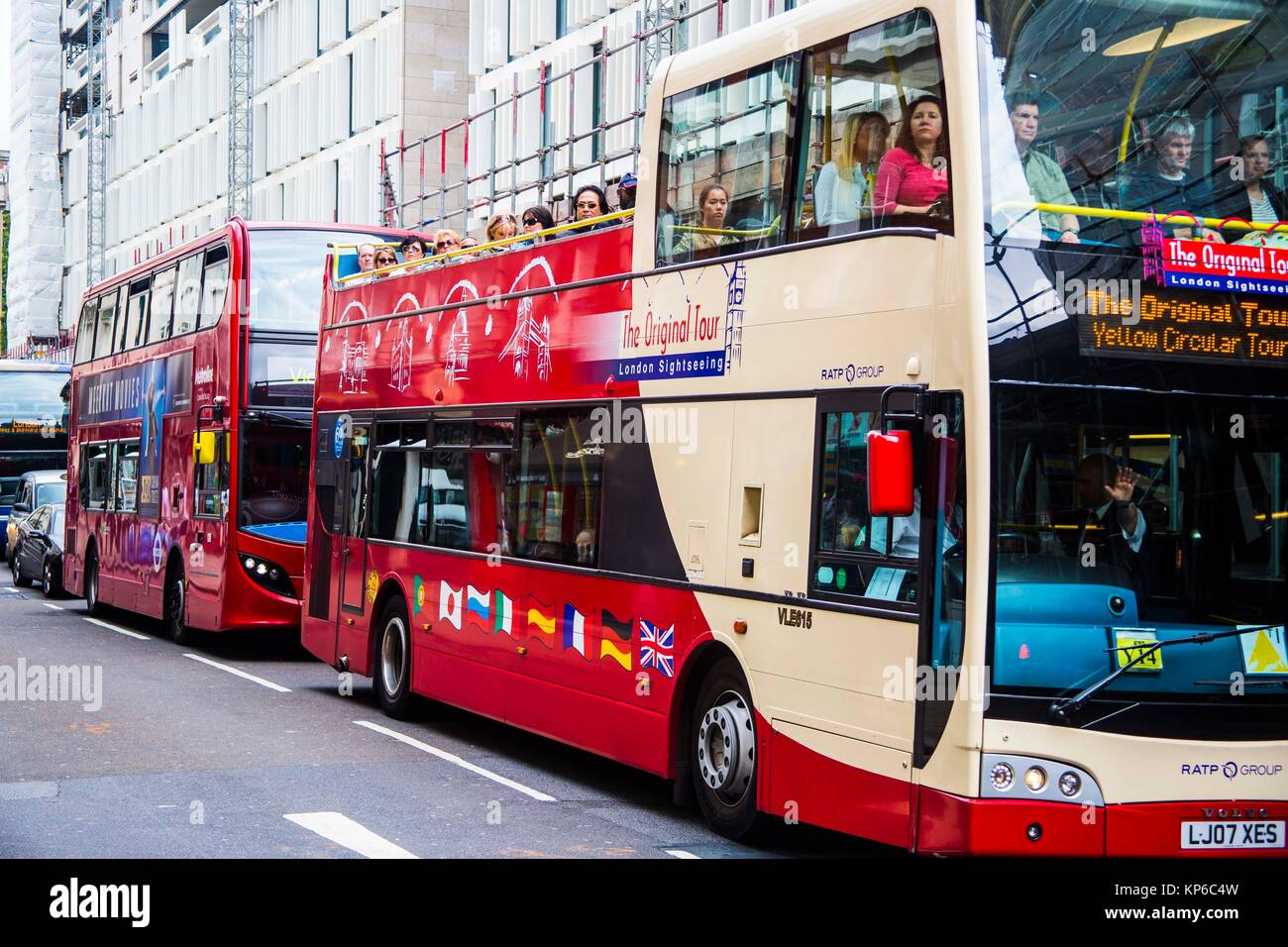 Queen victoria memorial in silhouette in front buckingham palace hi-res ...