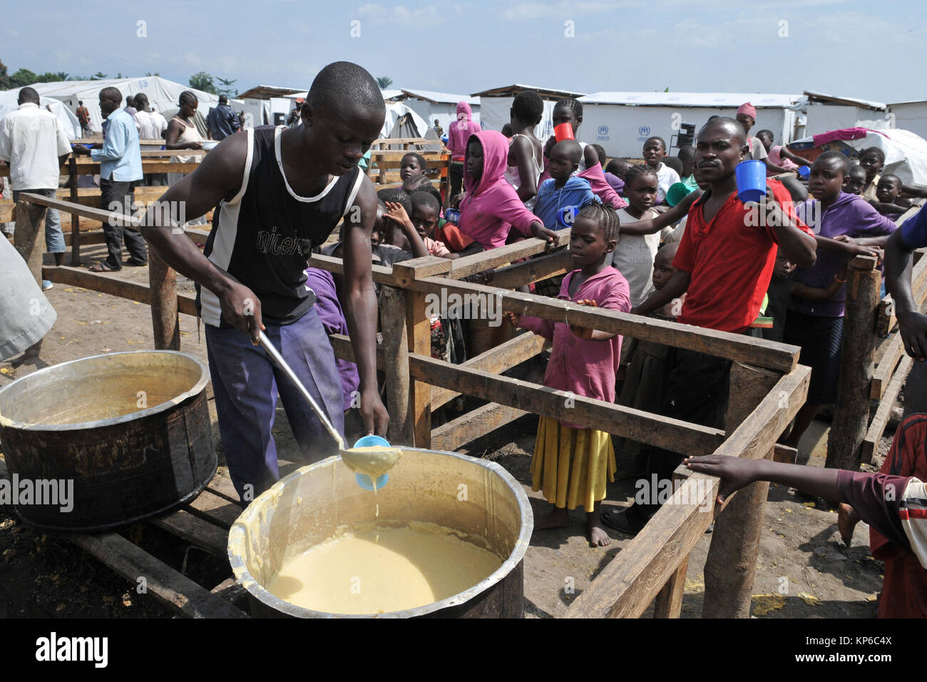 Refugee food camp children hi-res stock photography and images - Alamy