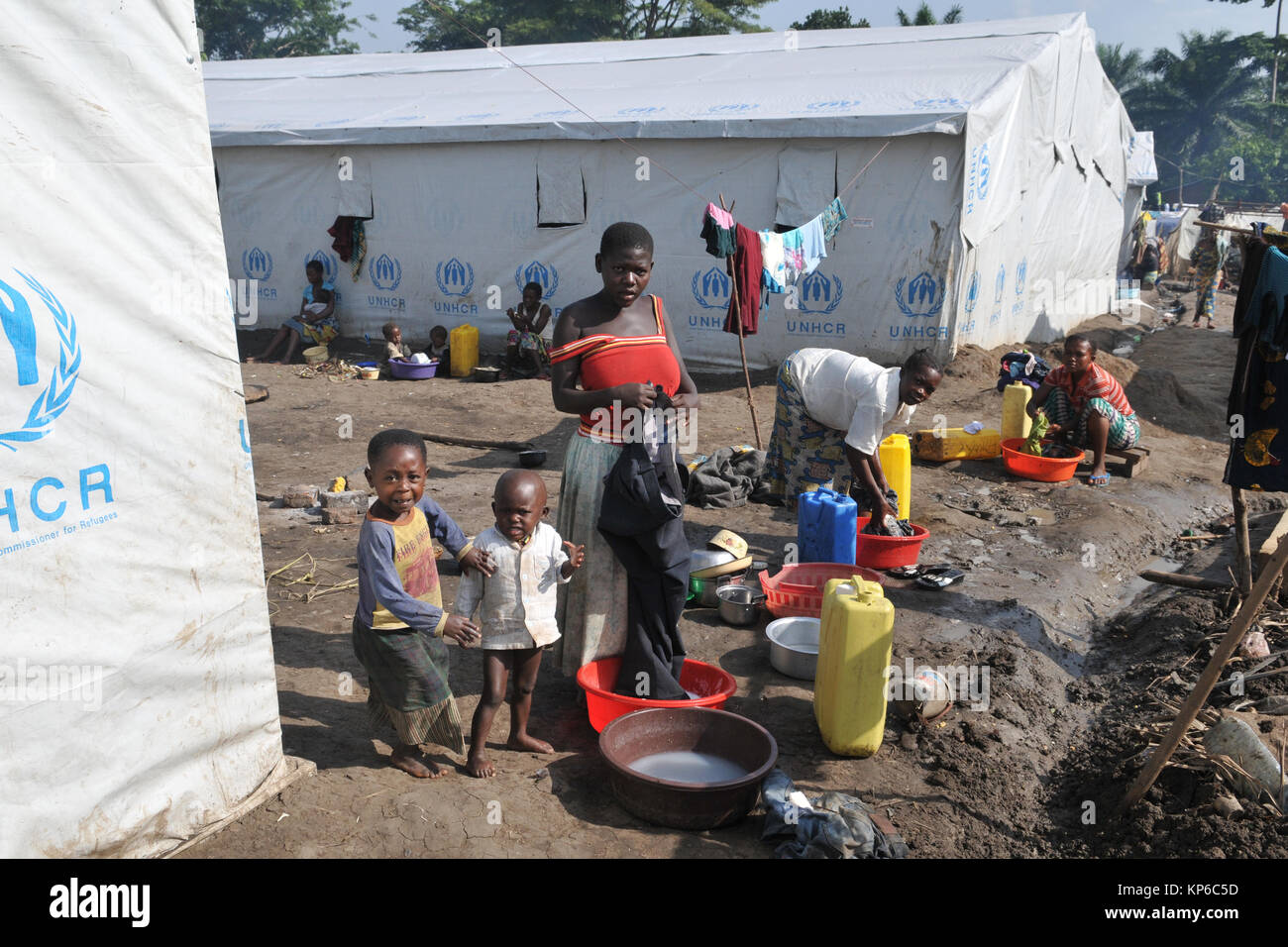 Refugee tent hi-res stock photography and images - Alamy