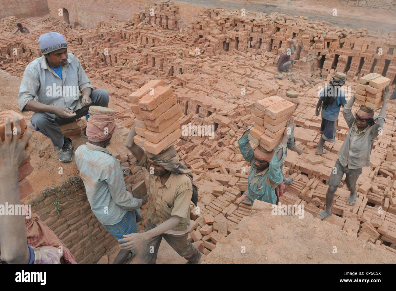 Men carrying bricks hi-res stock photography and images - Alamy