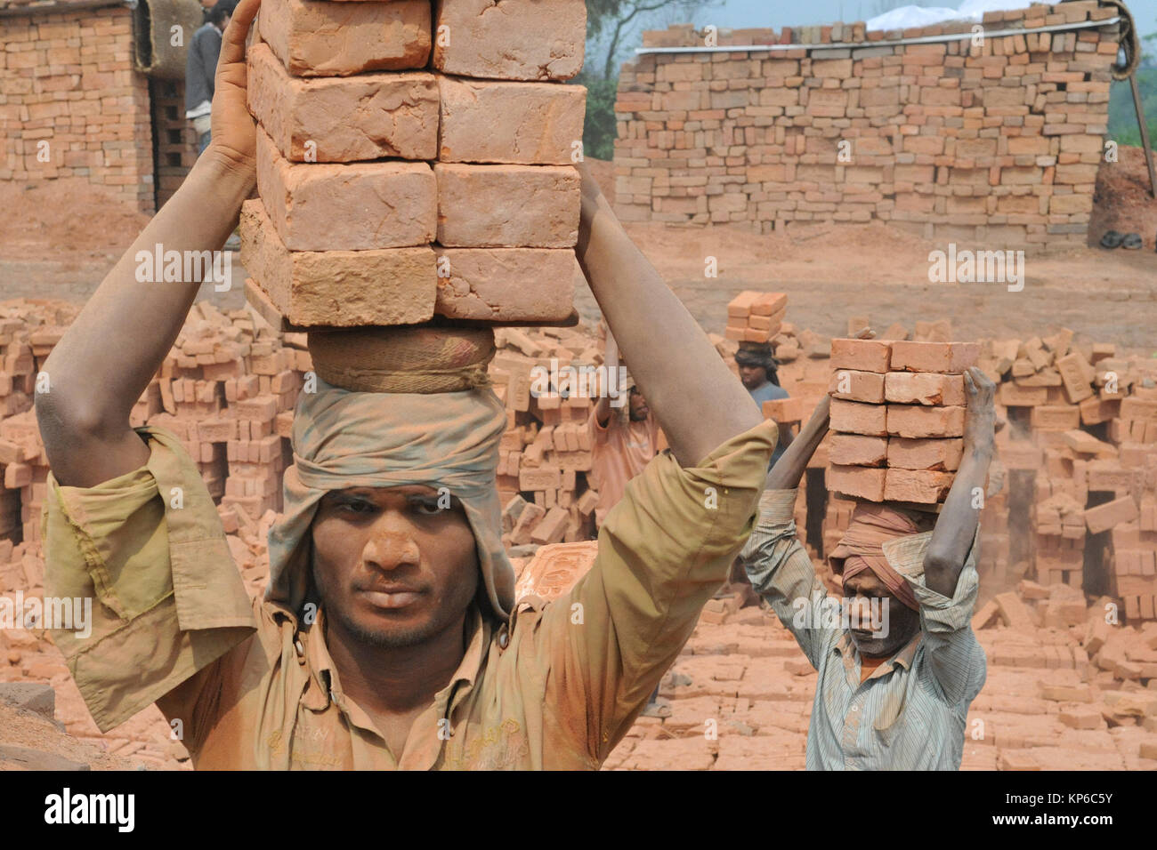 Person carrying bricks nepal asia hi-res stock photography and images ...