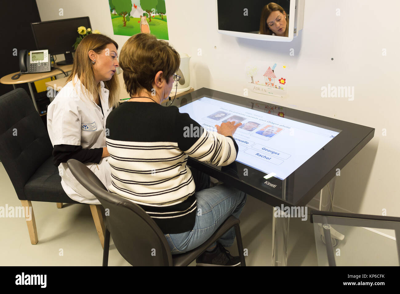 Senior memory game hi-res stock photography and images - Alamy