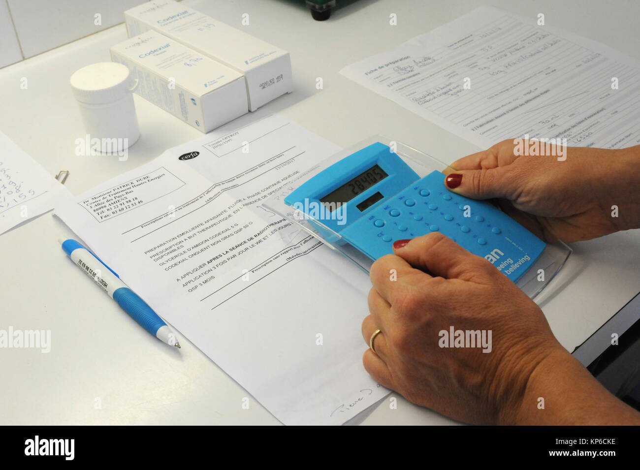 Prescription preparation hi-res stock photography and images - Alamy