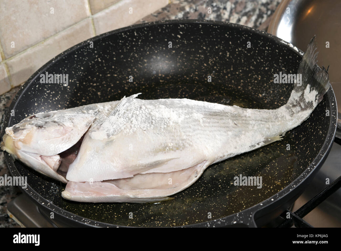 Floured fish hi-res stock photography and images - Alamy
