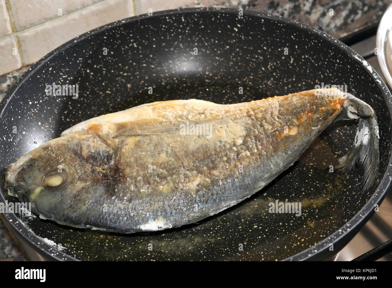 Floured pan hi-res stock photography and images - Alamy