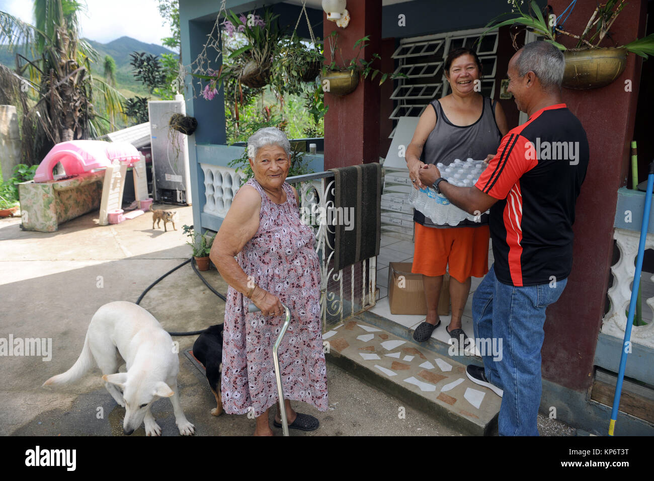 FEMA volunteers deliver emergency supplies to Puerto Rican residents in ...