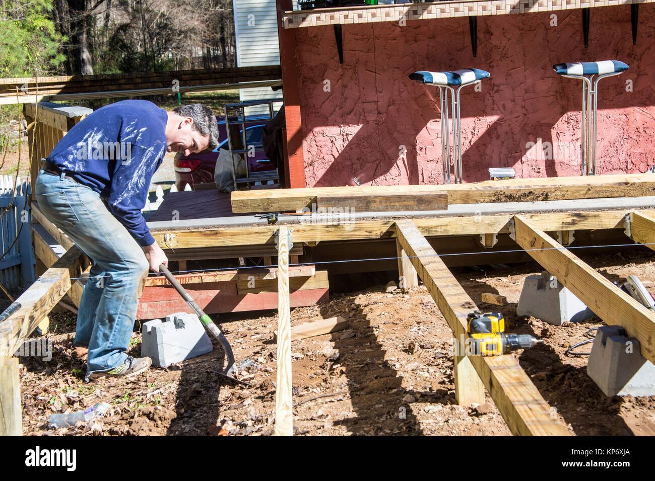 Bricklayer trowel making brick wall hi-res stock photography and images ...