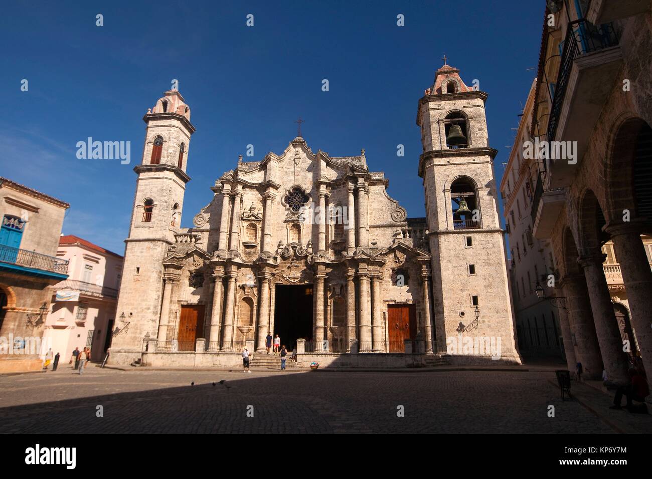 Havana cathedral square hi-res stock photography and images - Alamy