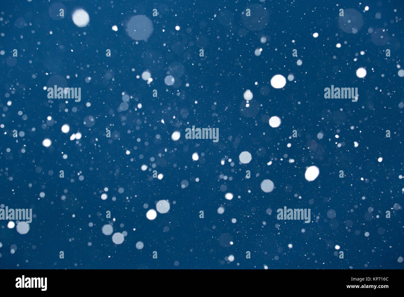 Dark blue snow background hi-res stock photography and images - Alamy