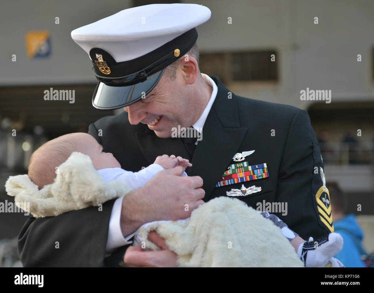 BREMERTON, Wash. (Dec. 10, 2017) U.S. Navy Aviation Machinist’s Mate ...
