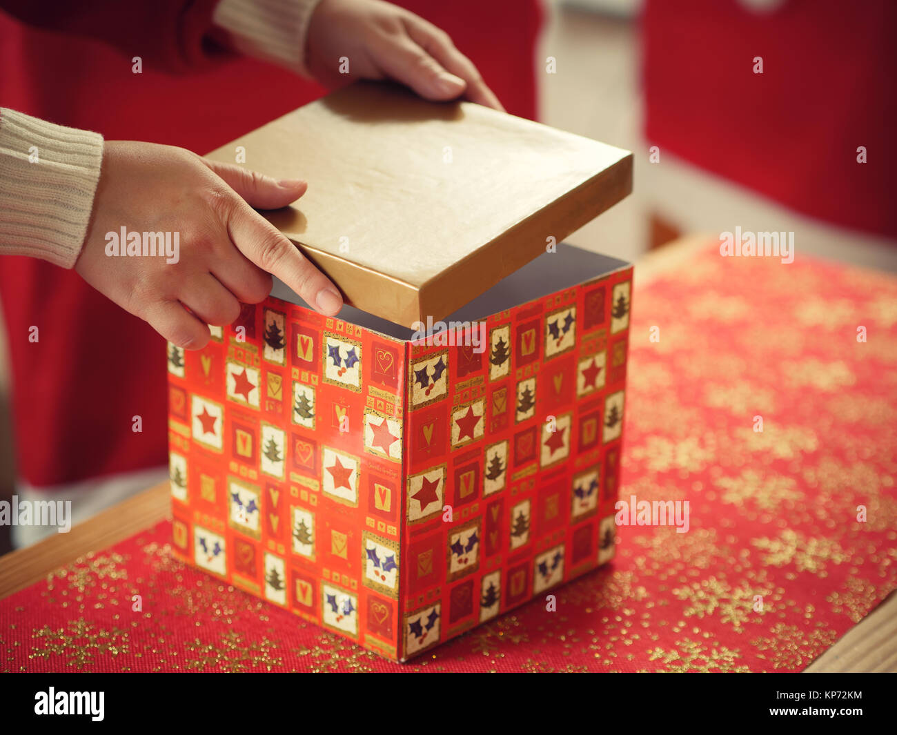 Preparing a Christmas gift box Stock Photo - Alamy