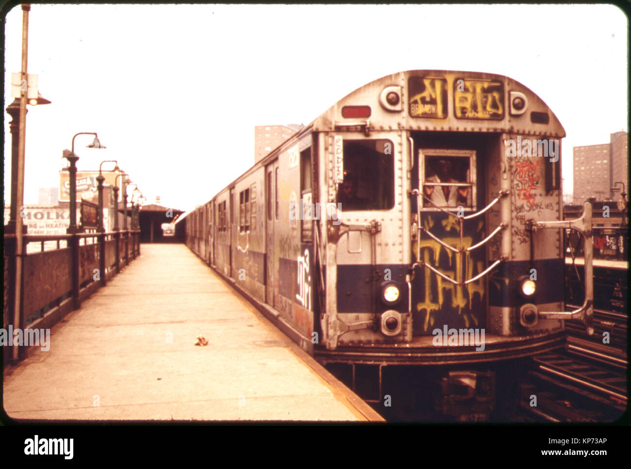 Elevated trains new york city hi-res stock photography and images - Alamy