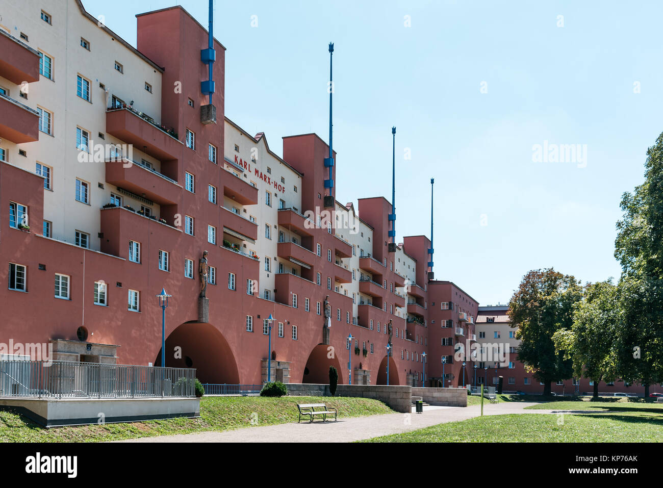 Karl Marx Hof buildings in Vienna Stock Photo - Alamy
