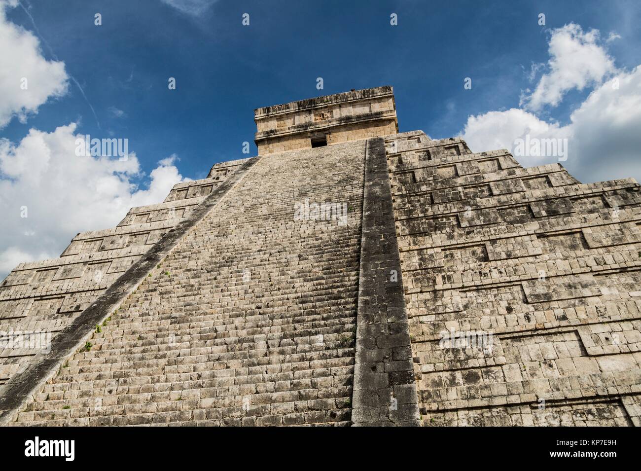 Castle pyramid el castillo pyramid hi-res stock photography and images ...