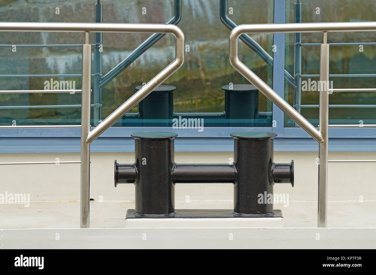 Ships bollards hi-res stock photography and images - Alamy