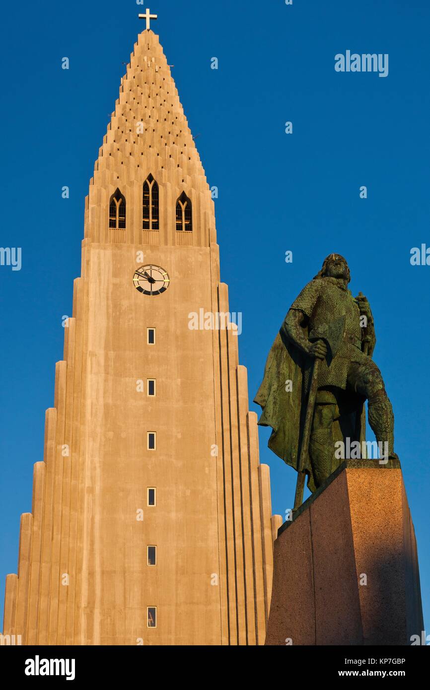 Hallgrimur Church (Hallgrimskirkja) and monument to Erik. Reykjavik ...