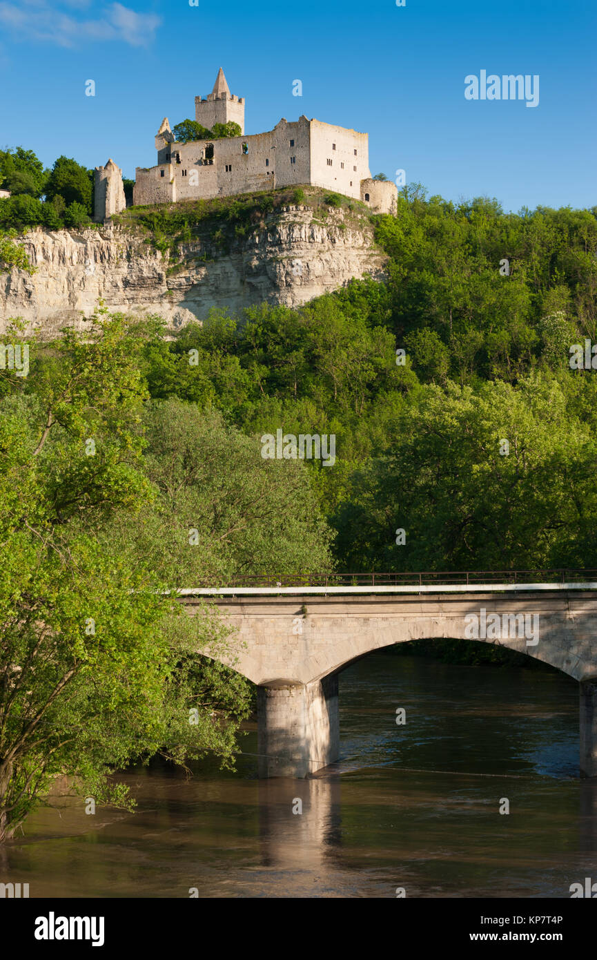 Train bridge over the river and Rudelsburg castle in spring, Thuringia ...