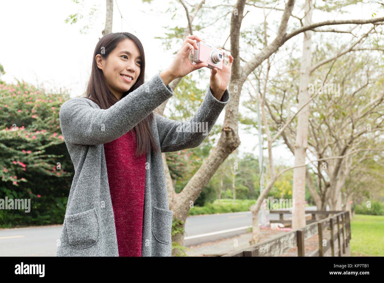 Young woman use of the digital camera for sightseeing Stock Photo - Alamy