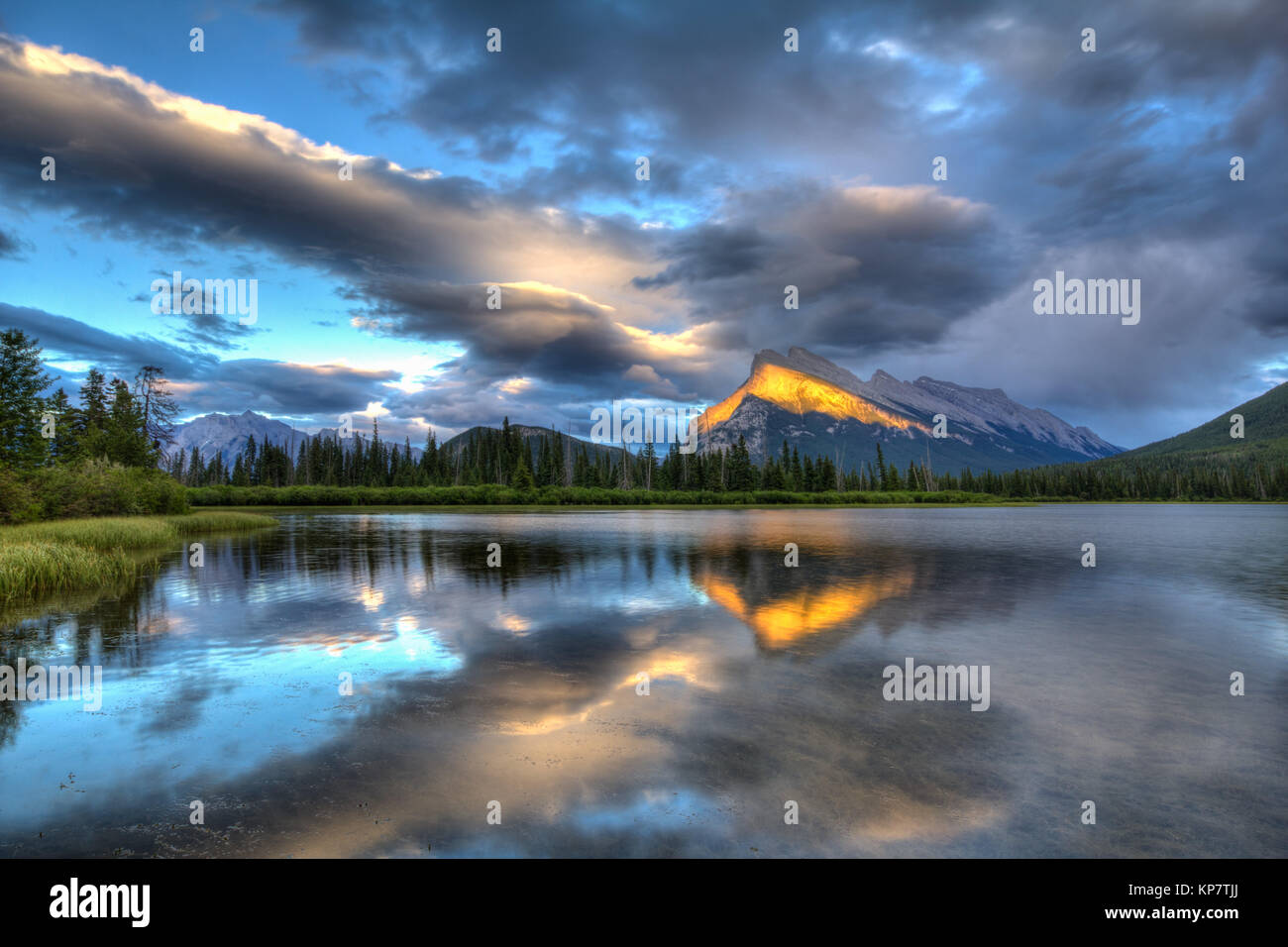 vermilion lakes in canada during the sunset Stock Photo - Alamy