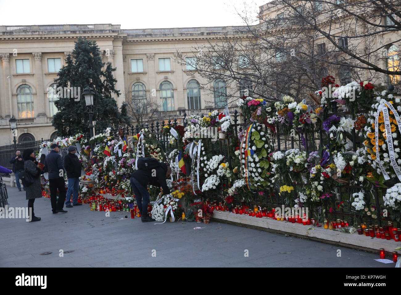 Flower and funeral candles hi-res stock photography and images - Alamy