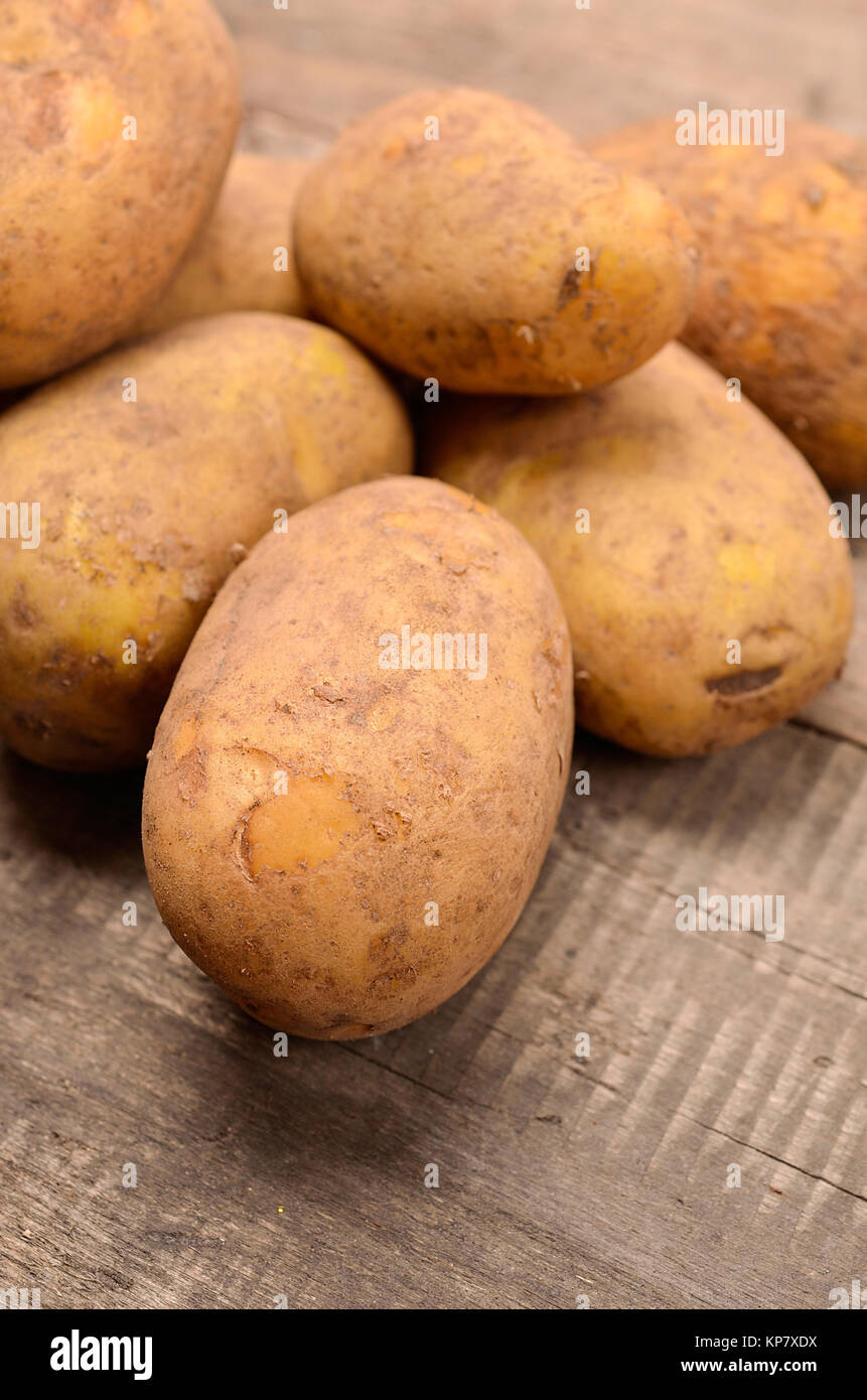 Fresh raw potatoes Stock Photo - Alamy
