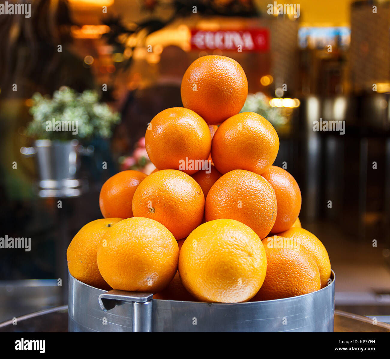 pyramid of oranges Stock Photo - Alamy