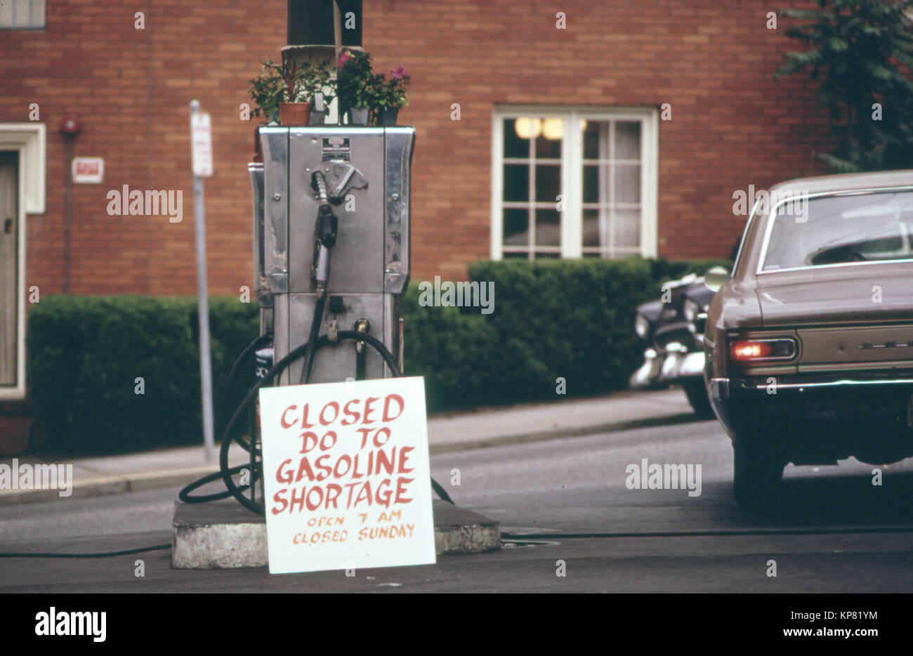 Gas station with out of gas sign at the gas pumps Stock Photo - Alamy