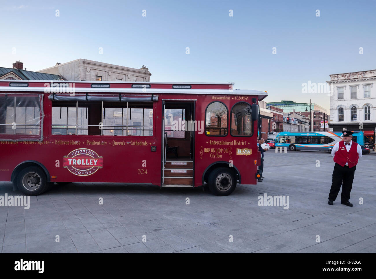 Kingston Trolley tours bus and it's conductor is a Hop On Hop Off bus ...