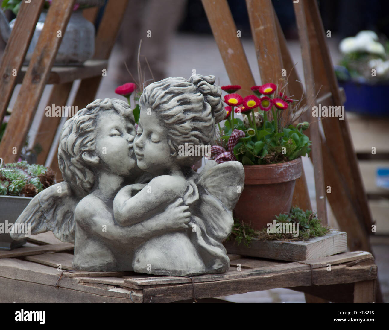 Kissing angels hi-res stock photography and images - Alamy